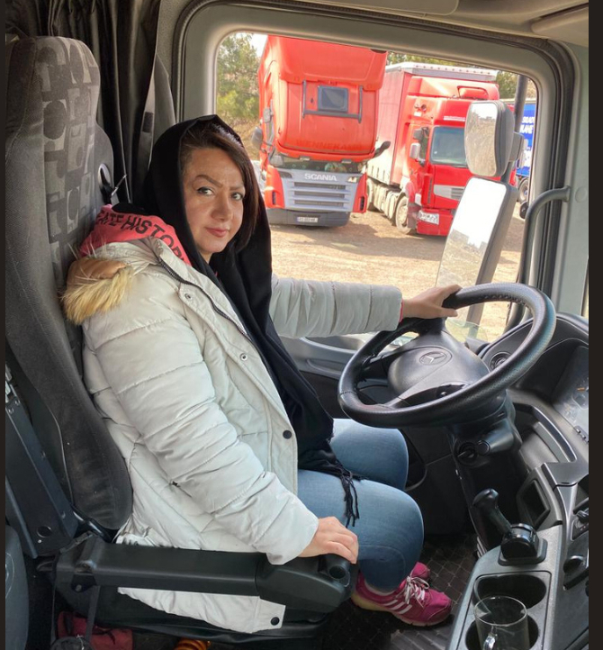 Maryam från Iran gick från taxi, till bussar, till lastbilar ...